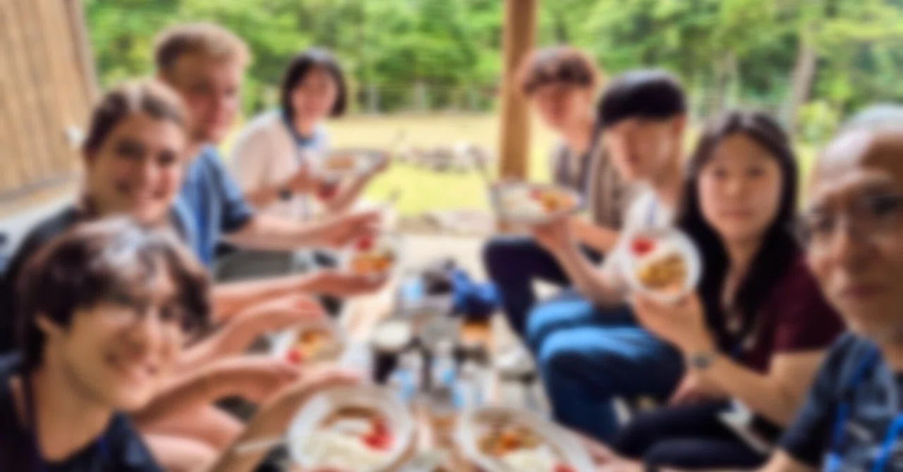 サバの隣でタイになって異文化の海を泳いだ日(Swimming through a Sea of Cultures as "Tai ...