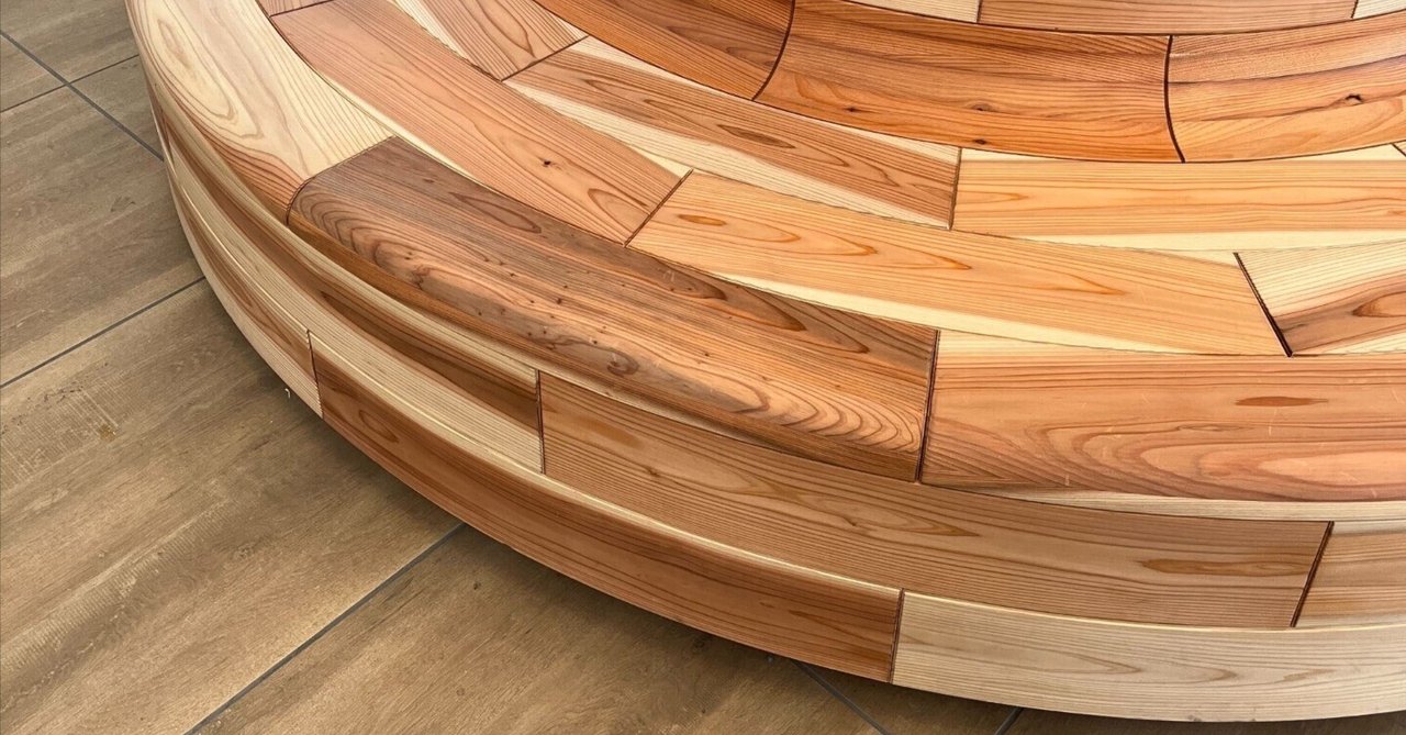 R形状の精密加工と、柔らかい杉材との向き合い方 ー 高輪ゲートウェイ駅構内・円形ベンチの製作 [StudioKINOKO]｜VUILD株式会社