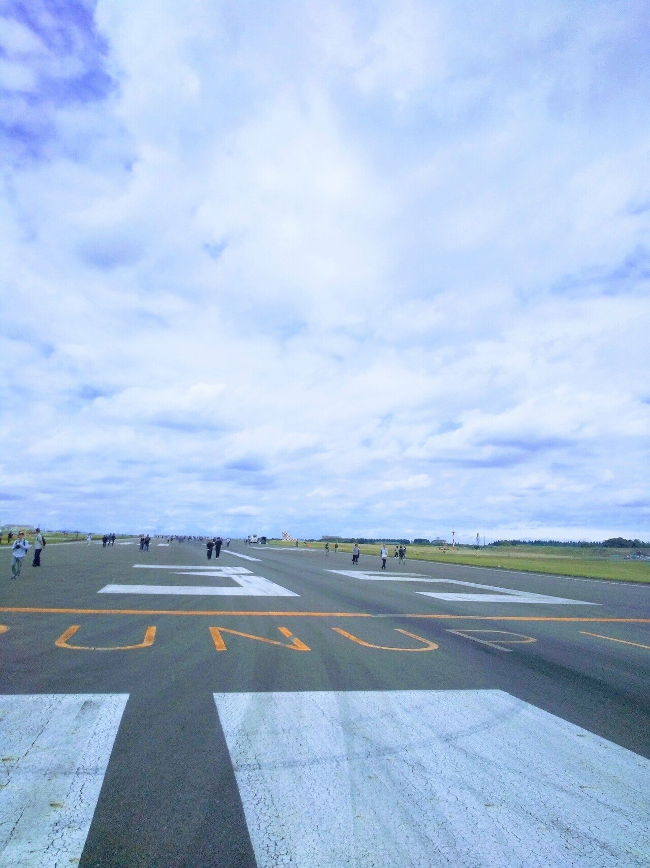 ️今日は普段入れない飛行場の滑走路を歩くことができる貴重公開行事 \入間基地ランウェイウォーク2025／でした！ お天気にも恵まれ、昨日の雨も今朝には青空の垣間見えるウォーク日和に。 広いの ...