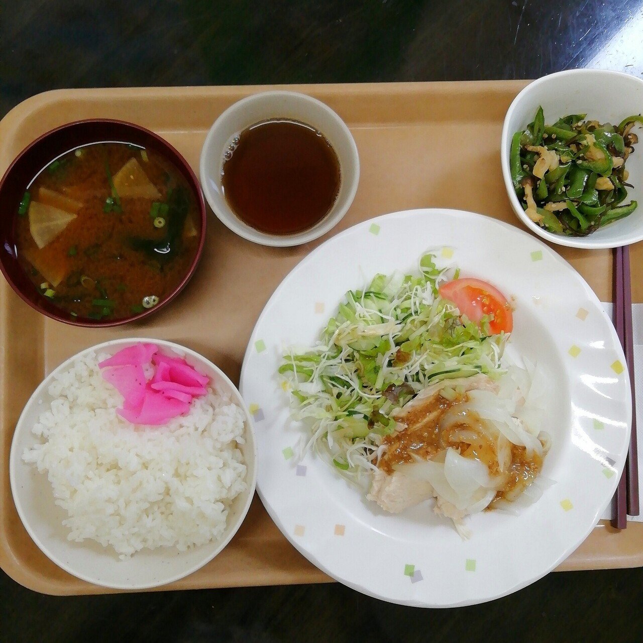 6月2日の社員食堂。 ゆで鶏のゴマだれ、ピーマンの塩昆布炒め、赤だし。 めっちゃヘルシー！ダイエットも進むかも。｜SHIGE姐さん（守屋SHIGE美）＠文学フリマ香川2