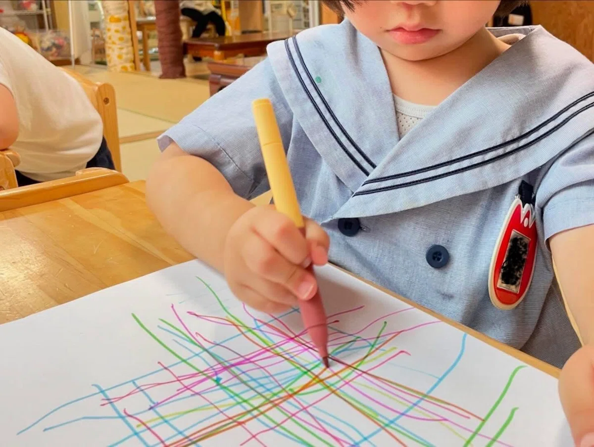 幼稚園児がアート活動を通して心の成長を遂げた過程について、以下にレポートします。｜ロクちゃん