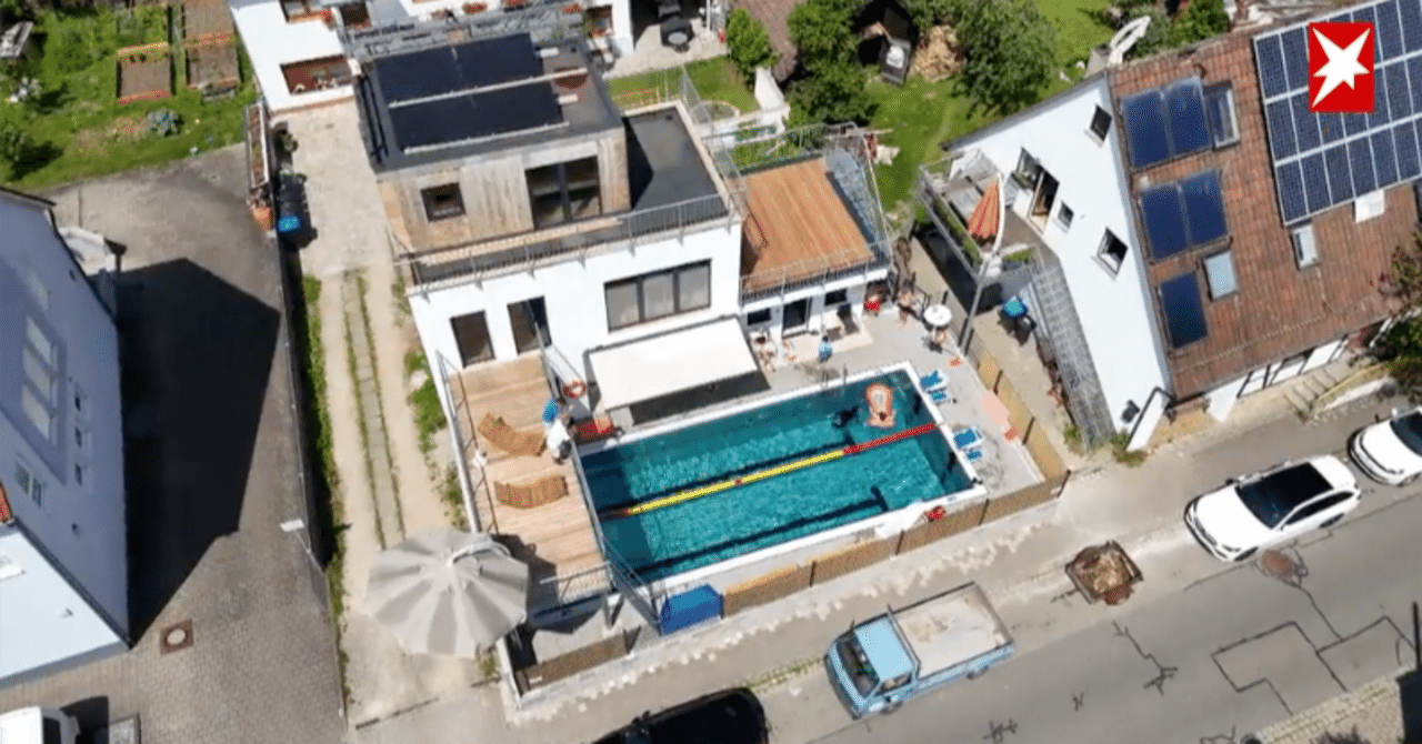 南ドイツの小さな町で、隣人が自宅の庭に屋外プールを開放｜DigitalCreator