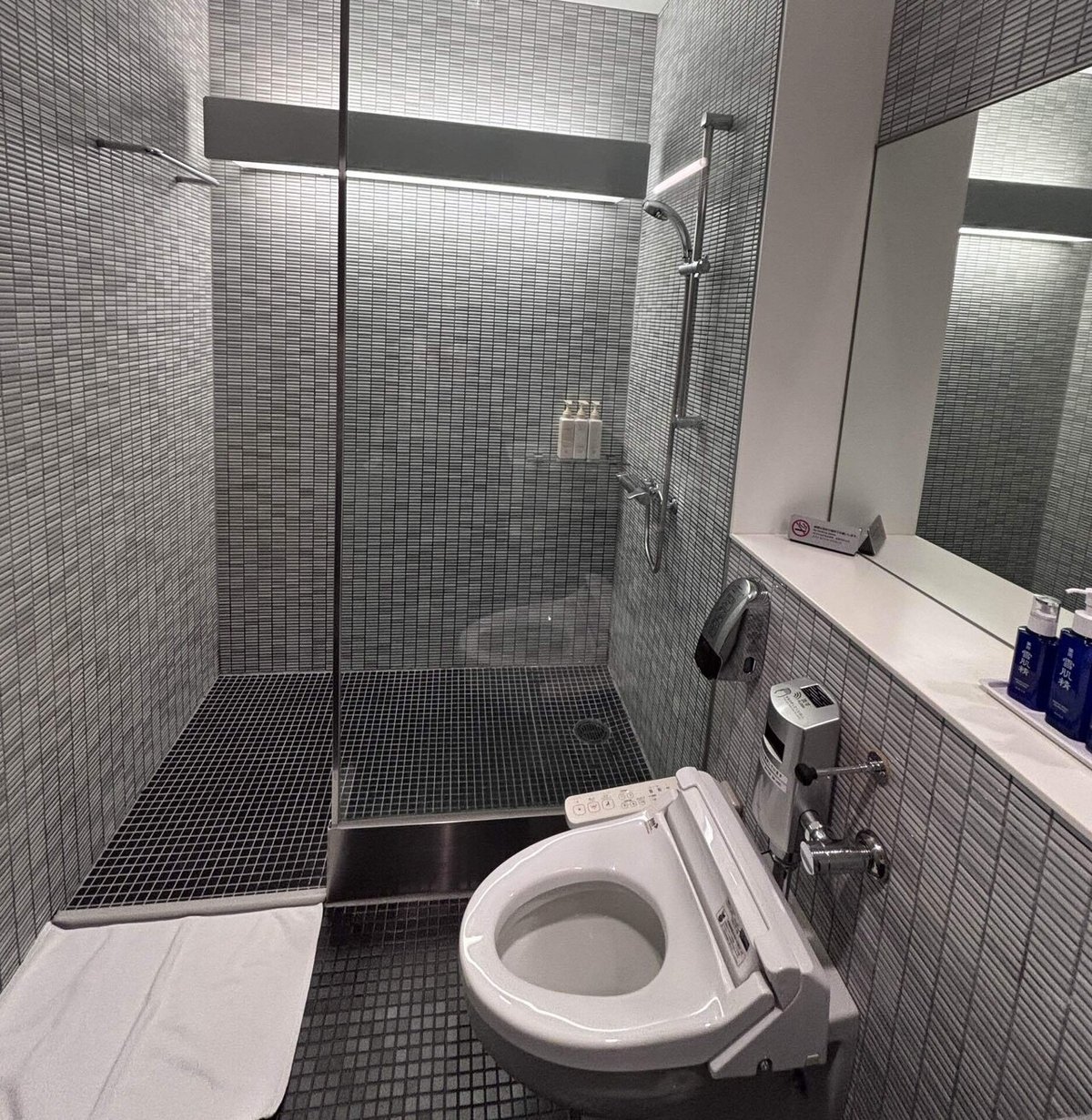 【2025年最新】ANA国際線ラウンジのシャワー室をレポート🚿｜risu@旅好きブロガー🐿️