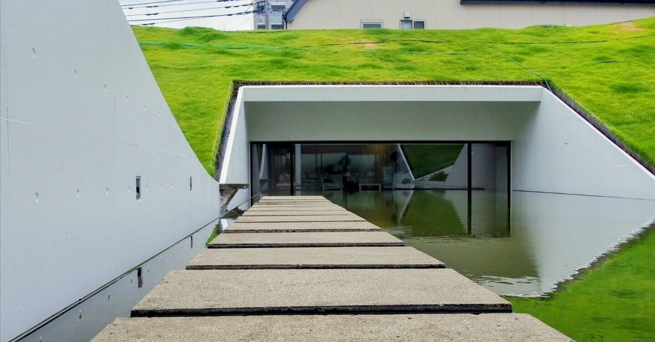 住宅地に突然現れる、六町ミュージアム·フローラの造形美と美しい芝庭。｜niwa_emon