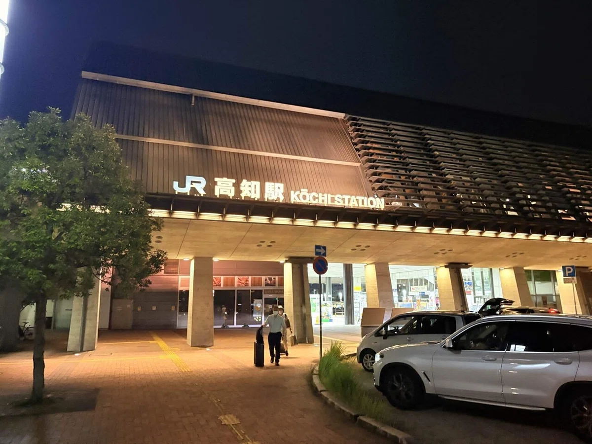 Where Reason and Emotion Intersect: Kochi Station and the Makino ...