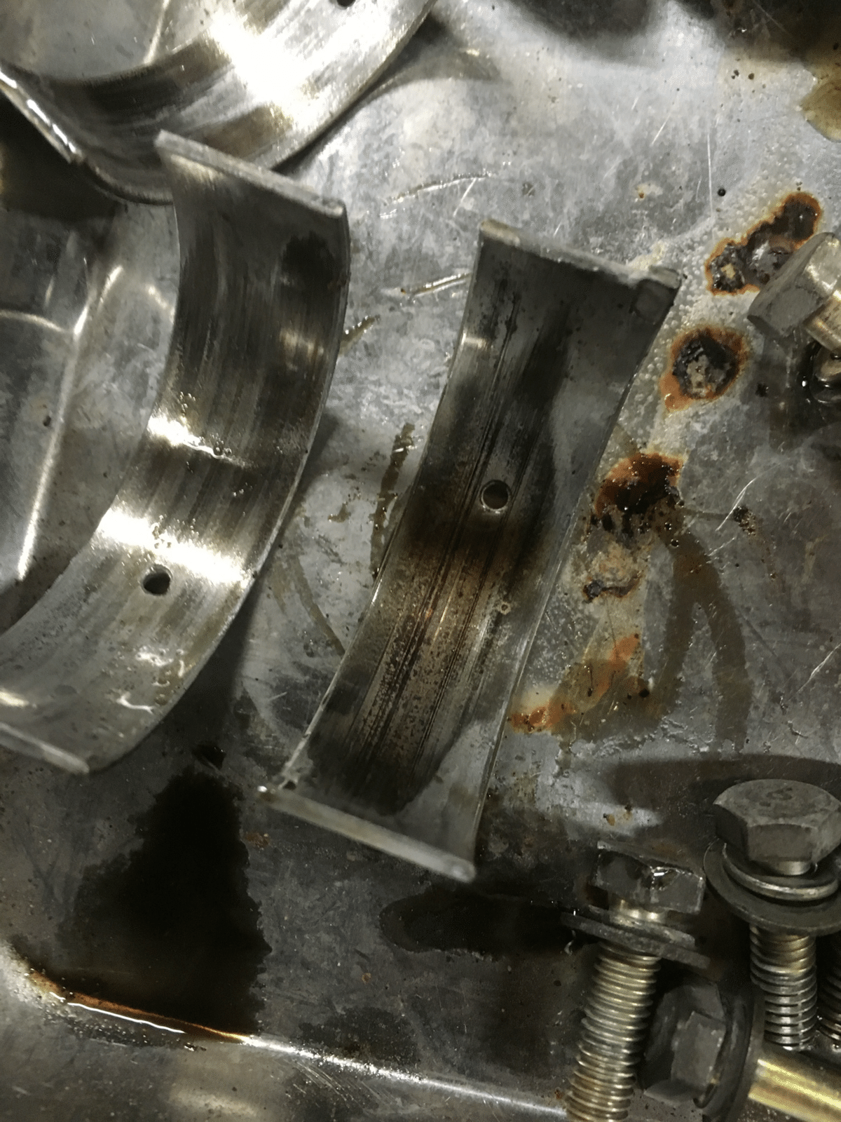 愛車を守れ！素人でもわかるエンジンオイルの見極め方｜VF高西