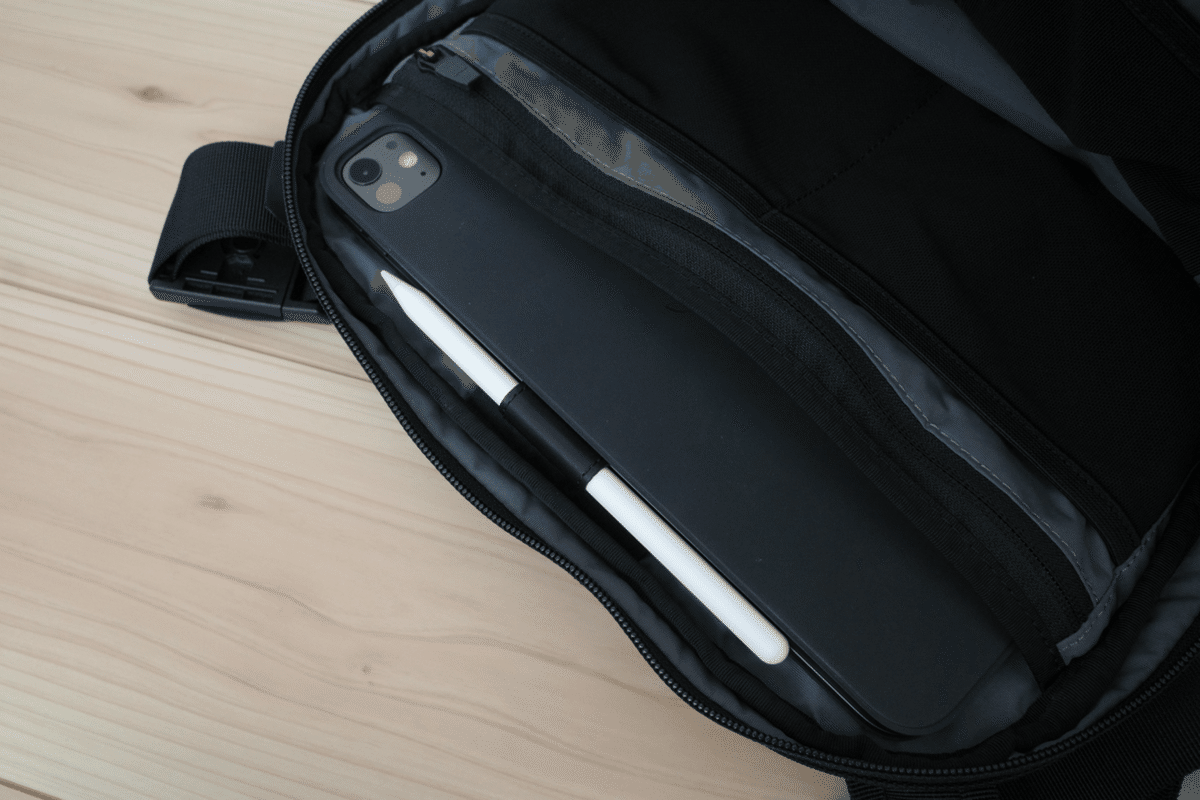 iPadが入るスリングバッグ（Aer Day Sling3 Max）｜Toru