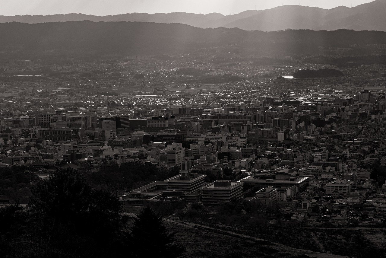 都会人のスナップの被写体として好まれるのは、都市の風景ですが、このようにオルタネィティブな視線で都市を眺めると、いかに人間の所業が非調和なもの ...