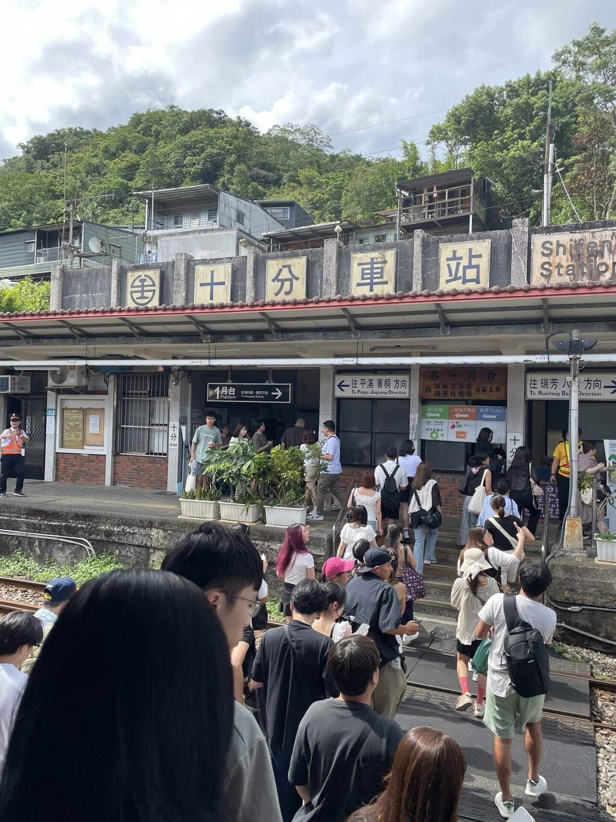 藤井風 - MV聖地巡礼 in 台湾② 十分 【何なんw台湾】 走って祈って笑った日 🇹🇼 Day2｜eri_afterrain