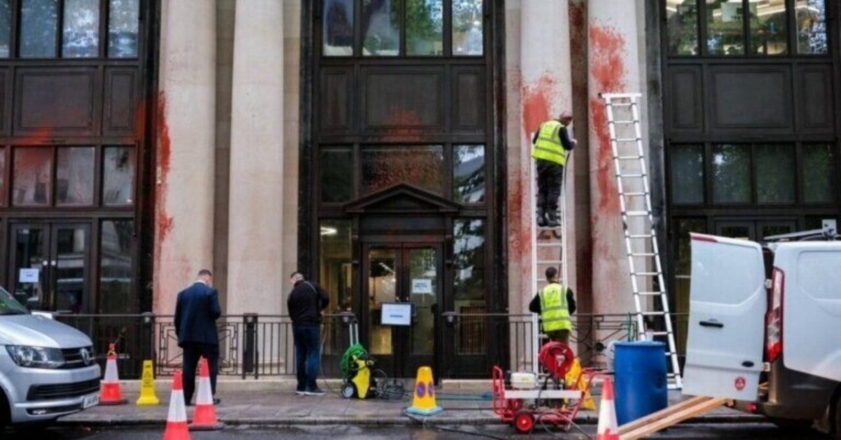 ロンドンのパランティア社に対するペイントアクション｜bakuto morikawa