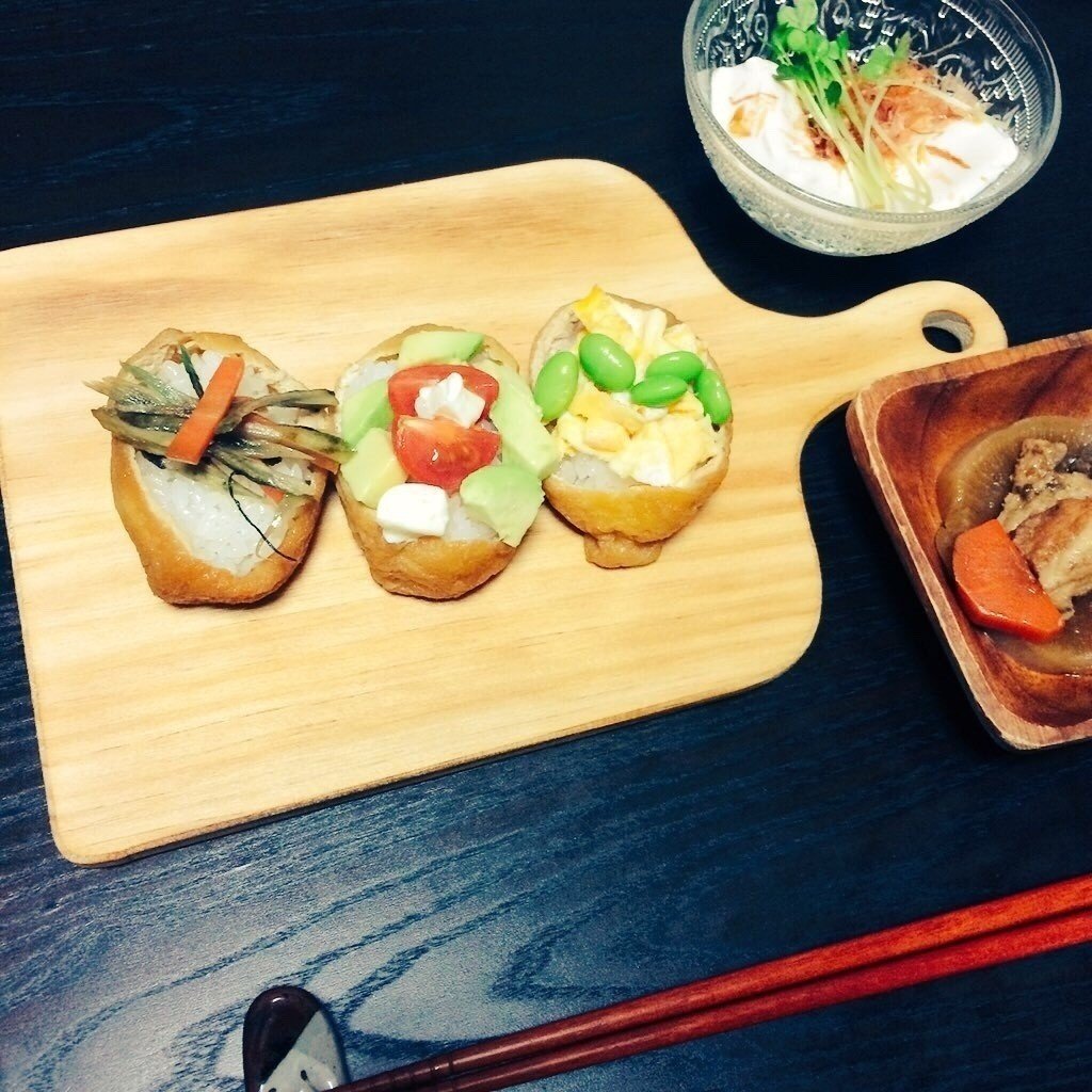 オープン稲荷。左からキンピラ、アボカドトマトクリームチーズ、錦卵と枝豆。初めて稲荷寿司作ったけど簡単だった！また作ろう👌｜micu