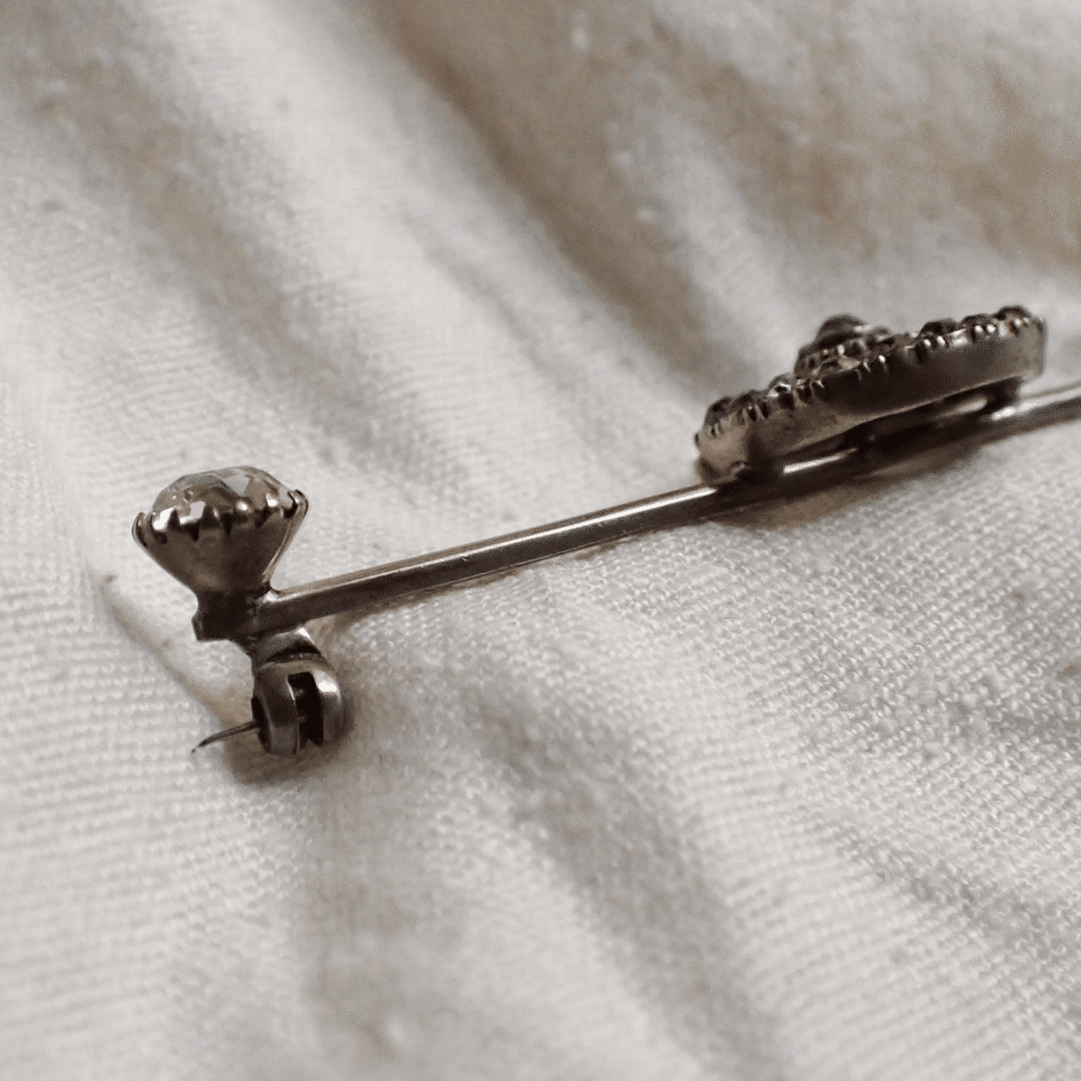 ブローチの留め方｜JeJe