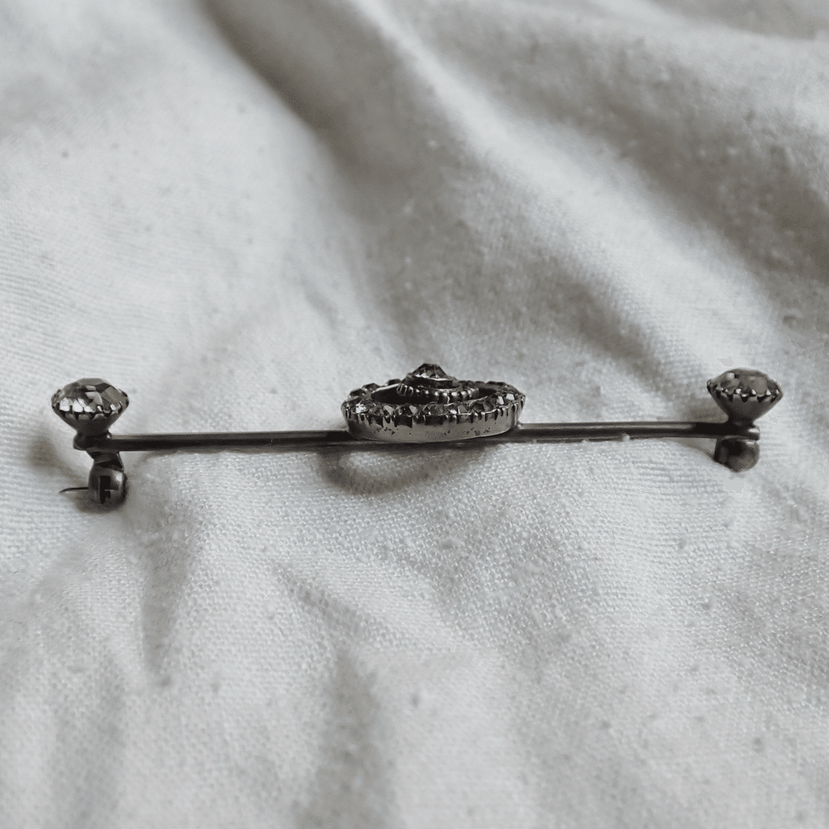 ブローチの留め方｜JeJe