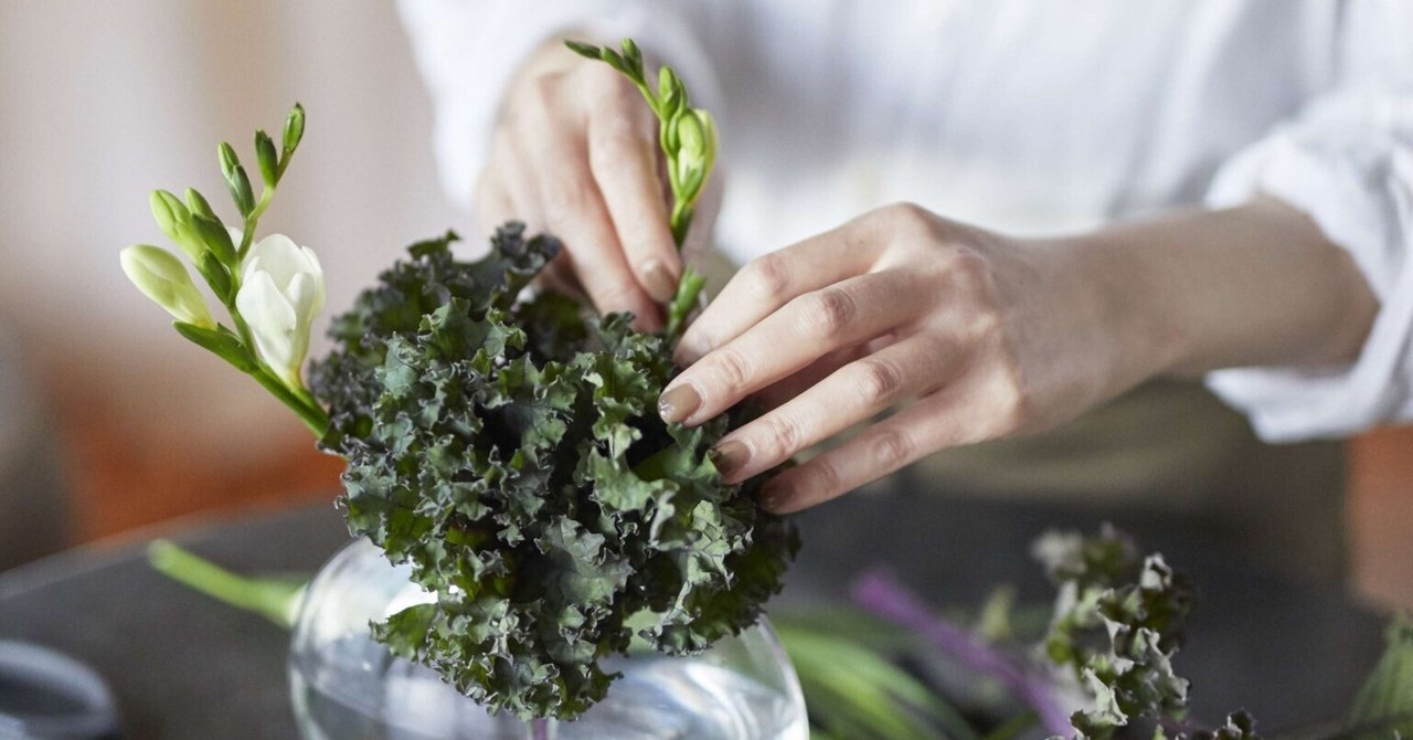 ONE FLOWER ONE GREEN｜フリージア × ケール｜FLOWER VASE GALLERY フラワーベースギャラリー