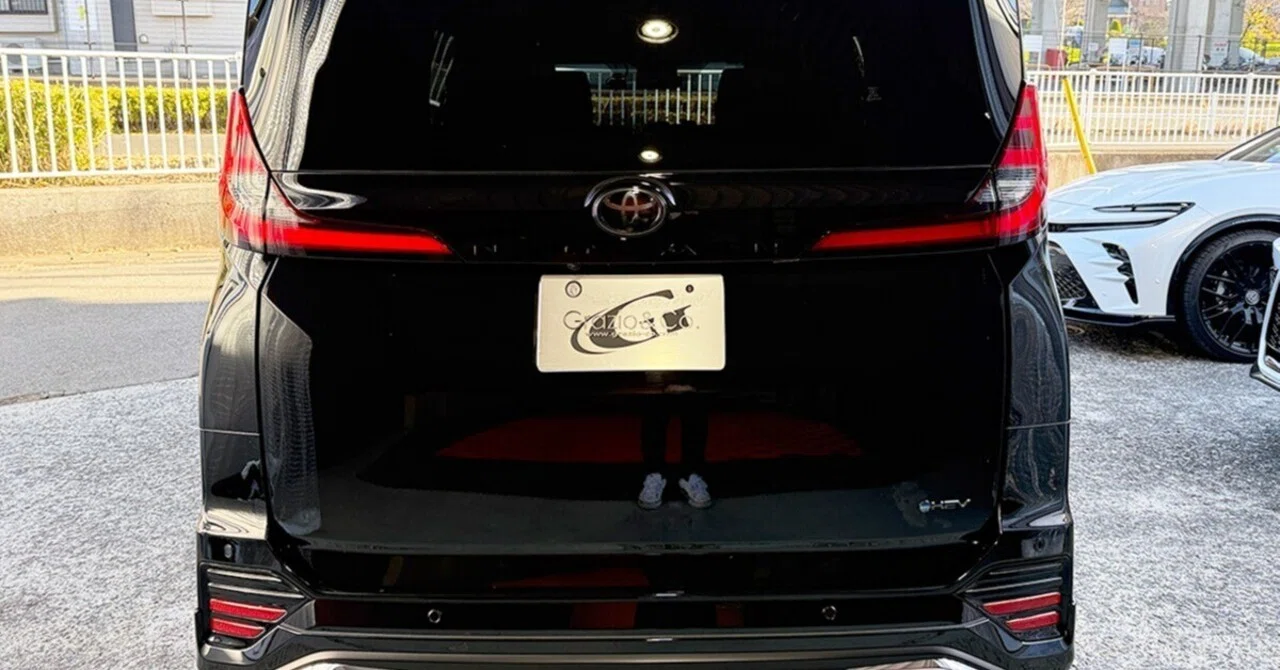 Following the rear T, it's time for the 'NOAH logo' strategy with a ...