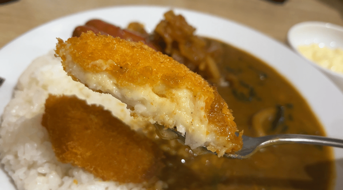 初恋の彼女に想いを馳せながら注文したカレー｜あき