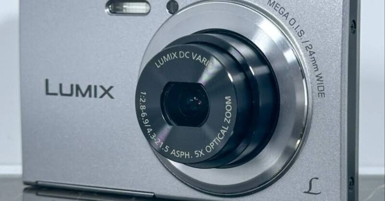 2026年、スマホ写真に飽きたあなたに贈る魔法の1台。今こそ輝くPanasonic FH10 CCDカメラの「ぬくもり」｜ガジェオジ