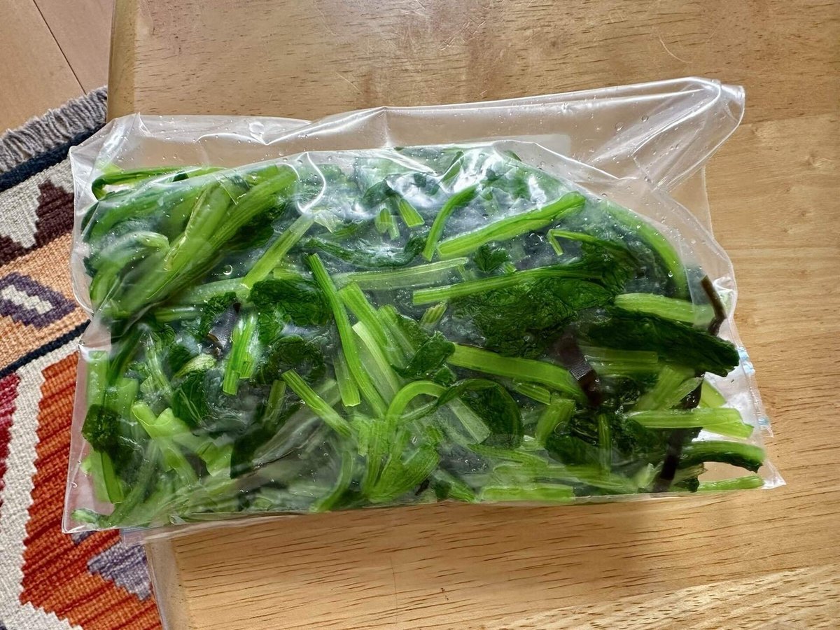 春に向かう農園の緑の葉野菜たち｜mii