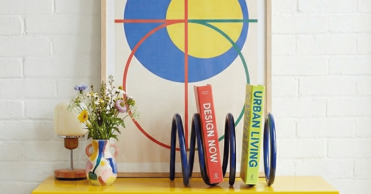 カラー スプリング マガジンラック ｜ 螺旋の隙間に、読みかけの時間を挟み込む｜Goodies| 暮らしを整えるキュレーター