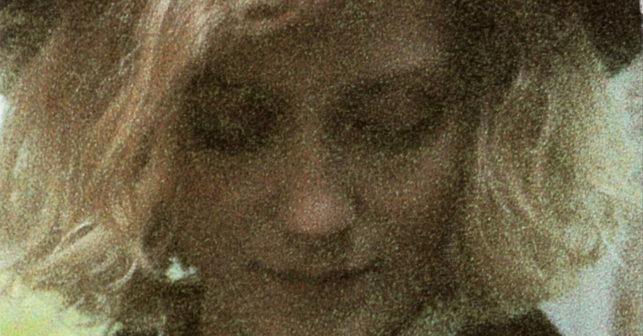 倍音のその先へ。ピアノを弾きながら涙を流す坂本龍一と、ヴァージニア・アストレイ。｜TSUKAJAC