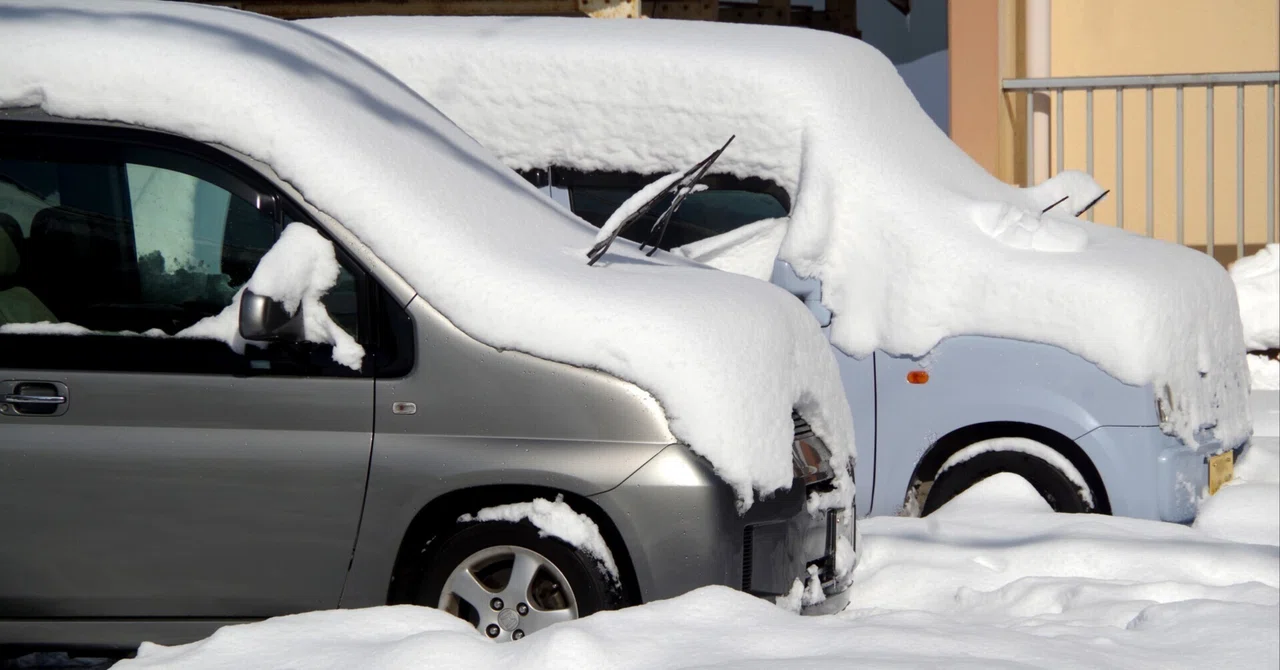 朝の時短に！BOFAC車用スノーブラシ│人気のアイススクレーパー付・伸縮式でSUVもOK｜どこの国のメーカーなの？