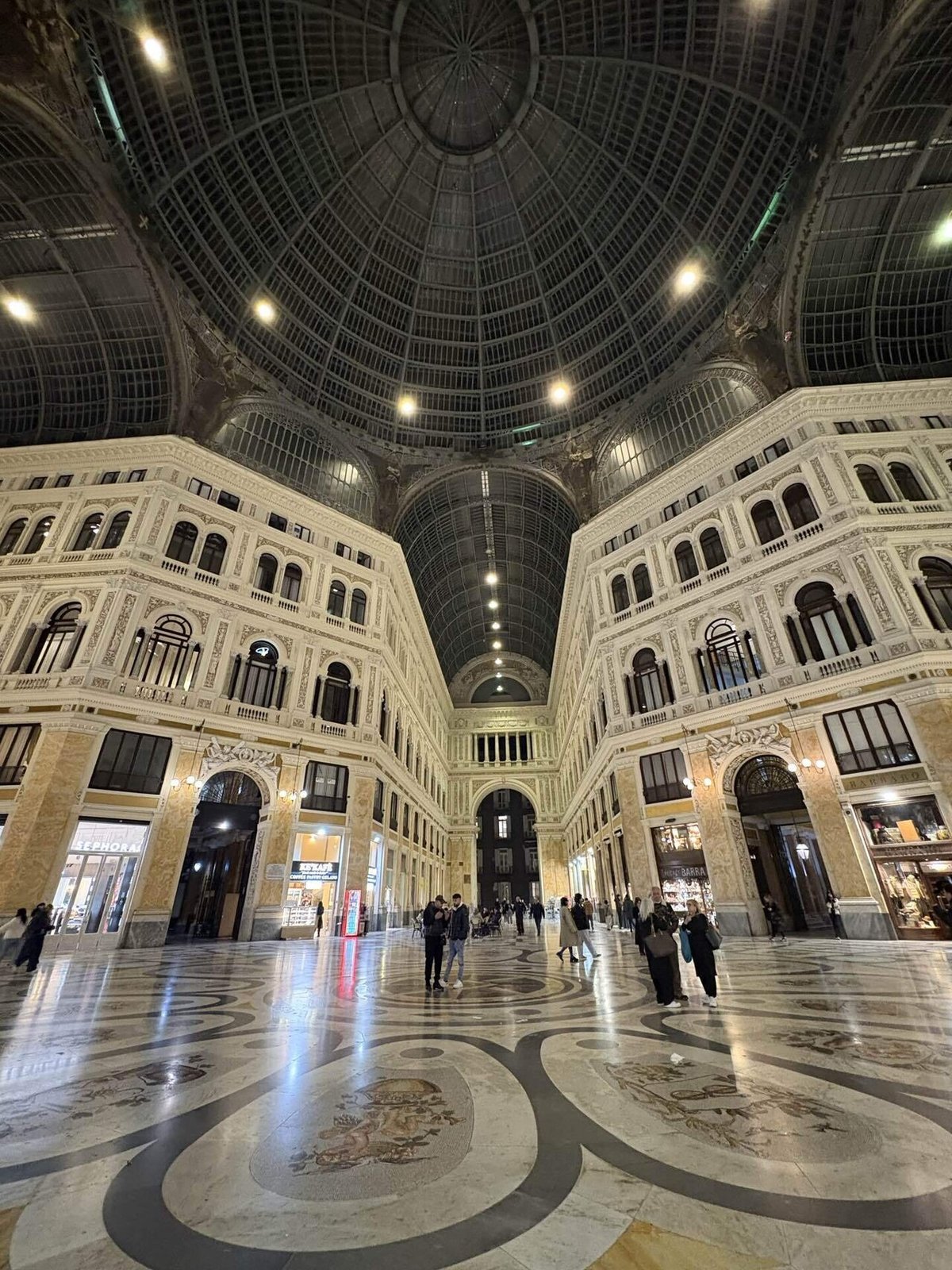 【中欧女1人初バックパッカー 1日目】初めてのヨーロッパ！ナポリ観光！｜旅の宅急便Kisa