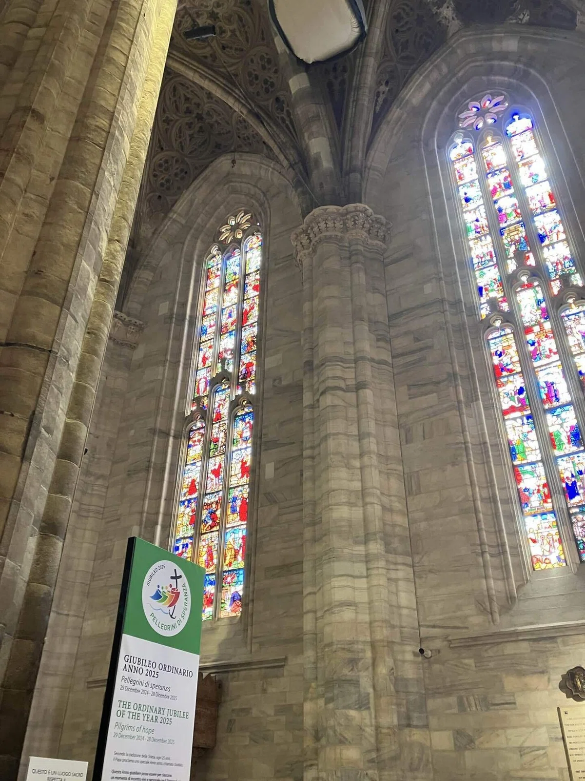 Art of Light: The Breathtaking Stained Glass of Milan Cathedral｜光のデザインと ...