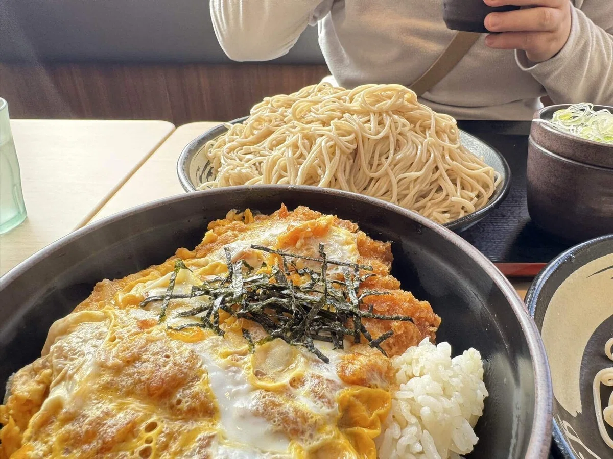 琥珀色の誘惑、一キロの「蕎麦三昧」ゆで太郎上寺山店で。静寂のハイブリッド・ドライブで行く、川越の隠れ家。｜Echan