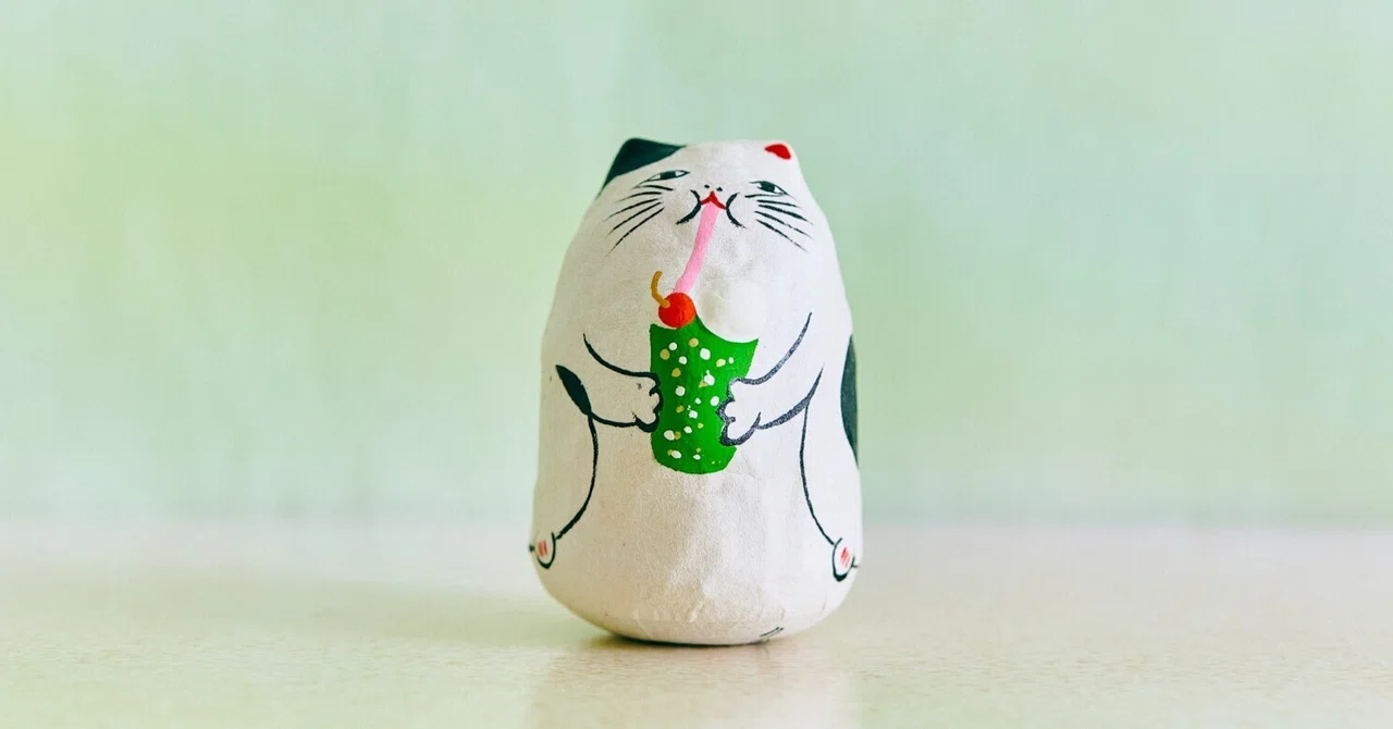 The Looking-Up Suction Cat | Irresistibly Adorable Palm-Sized Folk Art ...
