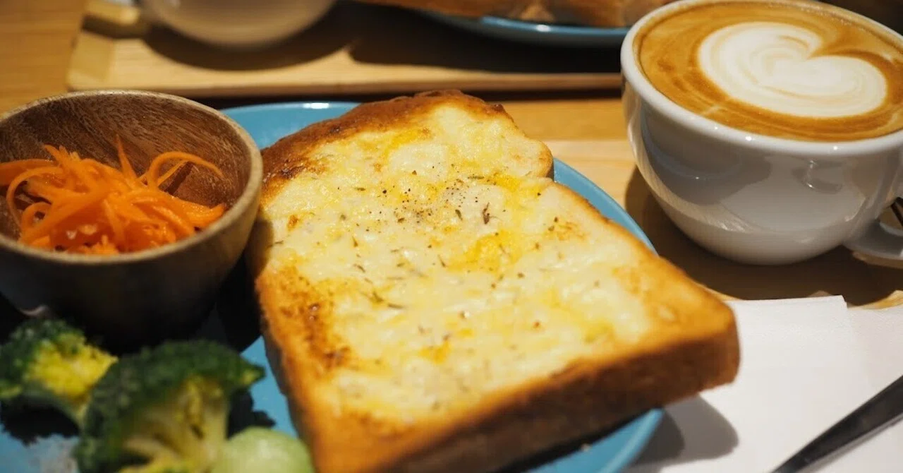 [Bread Morning] Enjoying a cheese open-faced sandwich at "Wakimachi ...