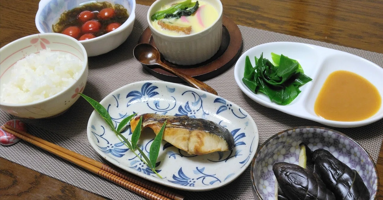 サワラ焼きや茶碗蒸し、ぬか漬けなどで夕食｜ume