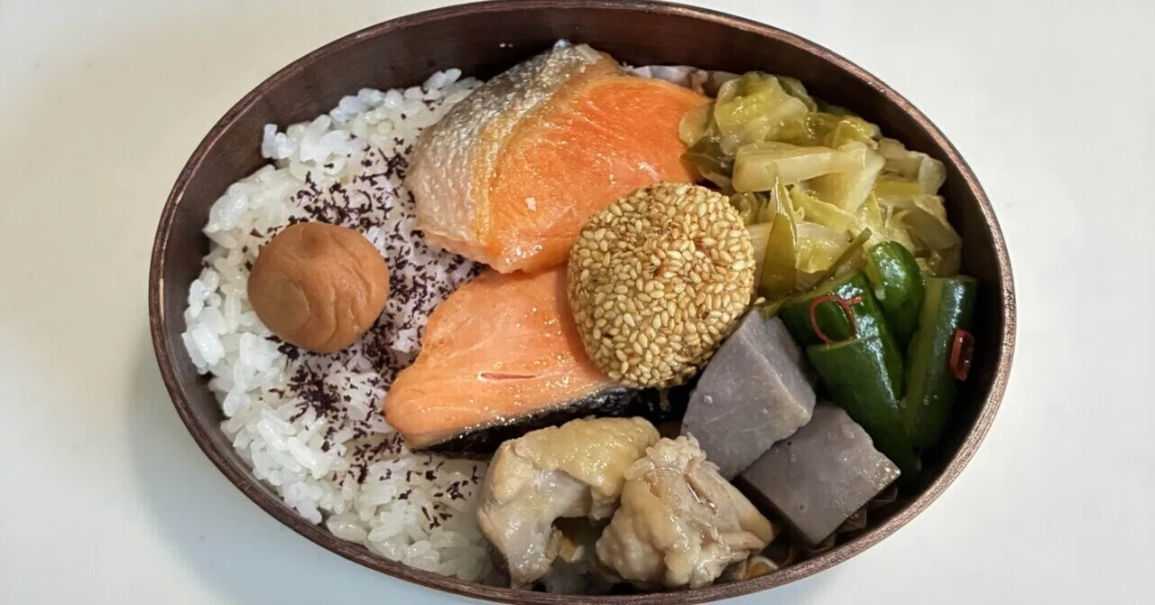 【どんと一切れ🐟】焼き鮭と京芋煮のお弁当🍱｜人類みな麺類🍜｜うちのくら