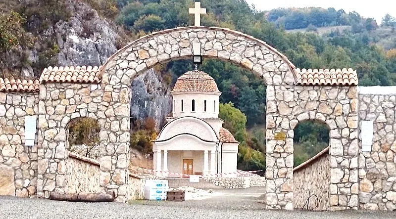 ケイレチブルイ修道院 Mănăstirea Cheile Cibului｜エンリス 海外に興味あり