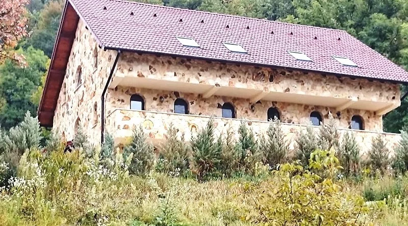 ケイレチブルイ修道院 Mănăstirea Cheile Cibului｜エンリス 海外に興味あり