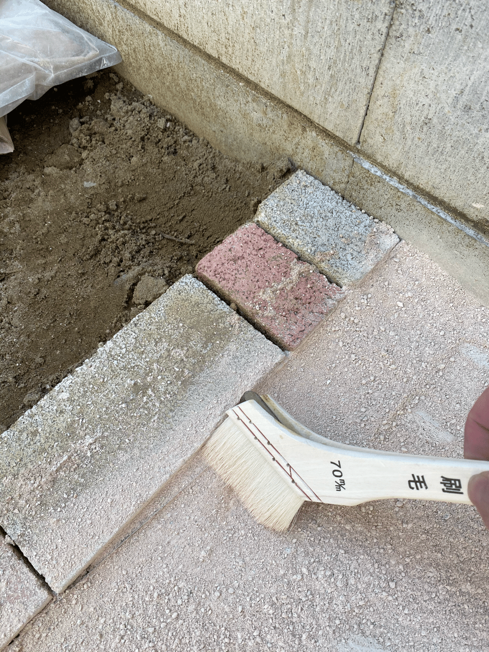 【雑草対策】庭に固まる砂を撒いた話｜Shisui281