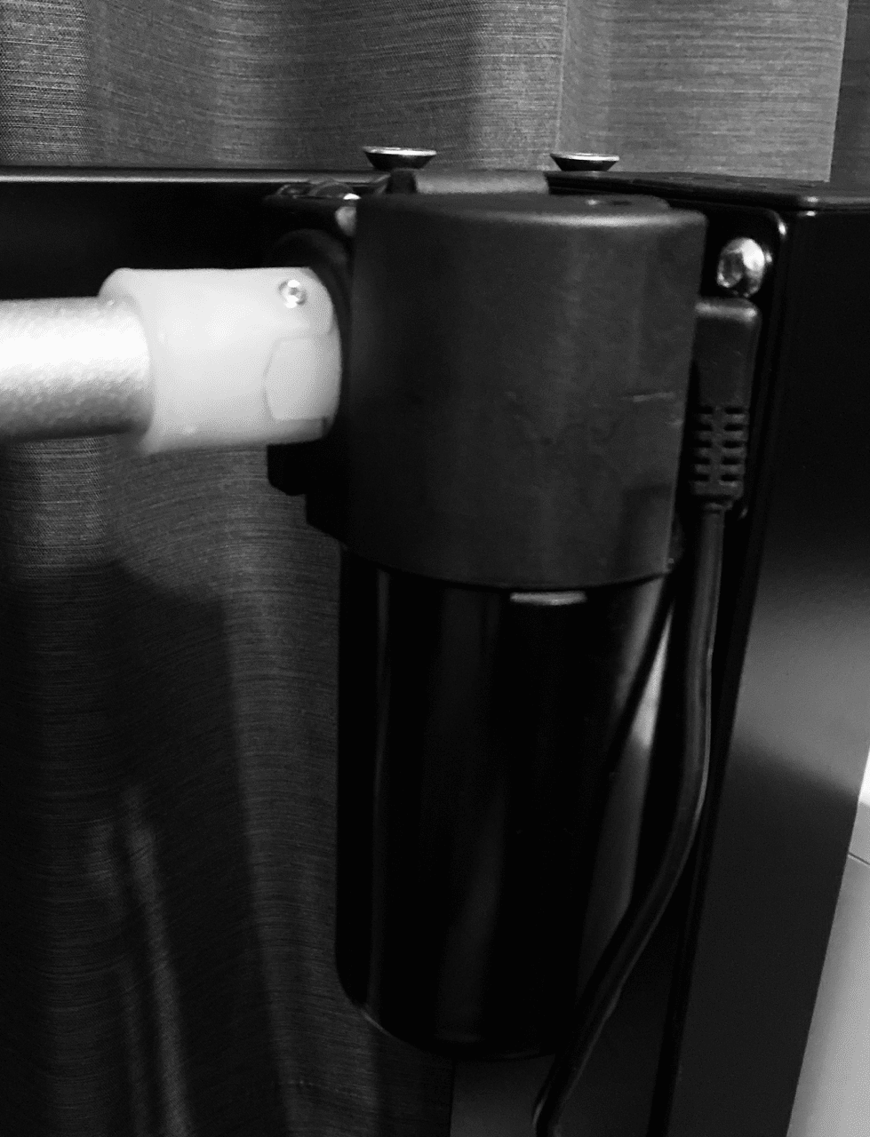 FLEXISPOT EN1Bの電動昇降デスクで予防する｜GAFAを使い倒すnote