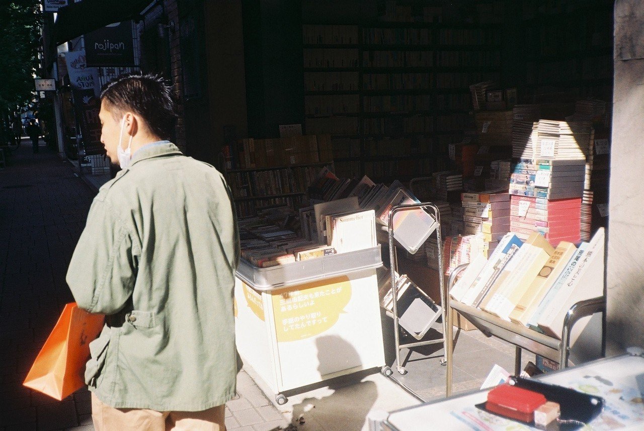 欧米の軍モノの古着が好きだ。店員さんからこの1着の背景にある物語を聴くのも好きだ。少しずつ集まって来たそんな軍モノに合いそうな革靴を探しに行く。ずっと欲しかった。早く来ねぇかな、明後日 ...