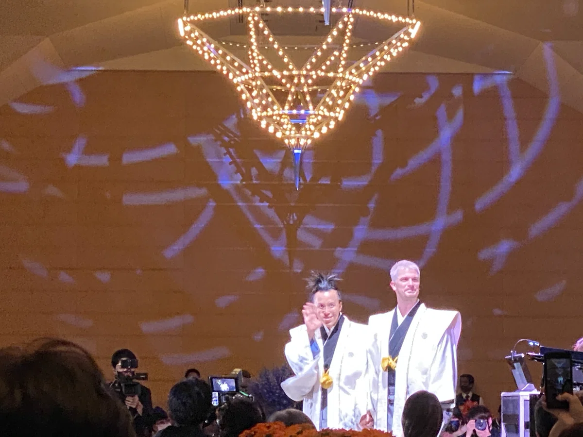 Joshua Ogg ️ Leslie Kee 人種、性別、国籍すべてを乗り越えた愛の溢れる結婚式💙💚💛💜🧡｜goen° TIMES