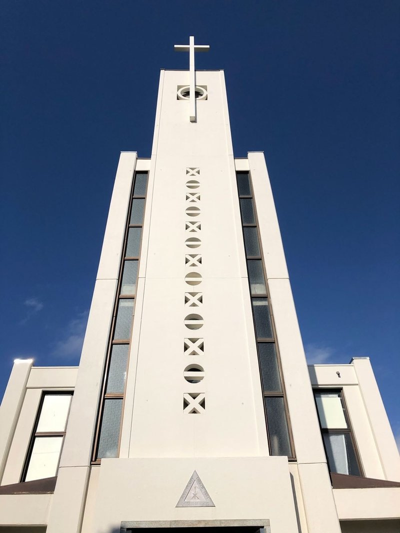 白く大きな十字架の塔／日本聖公会 東京聖三一教会 vol.01｜かもめ文案舎