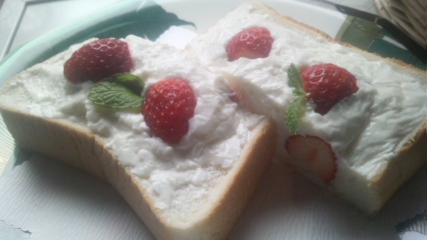 4枚切りパンのチーズケーキ♡ レシピを見かけて即作ってみた。パンをカットしてくり抜く。カッテージチーズにヨーグルトと蜂蜜を入れて混ぜ、溶かした ...