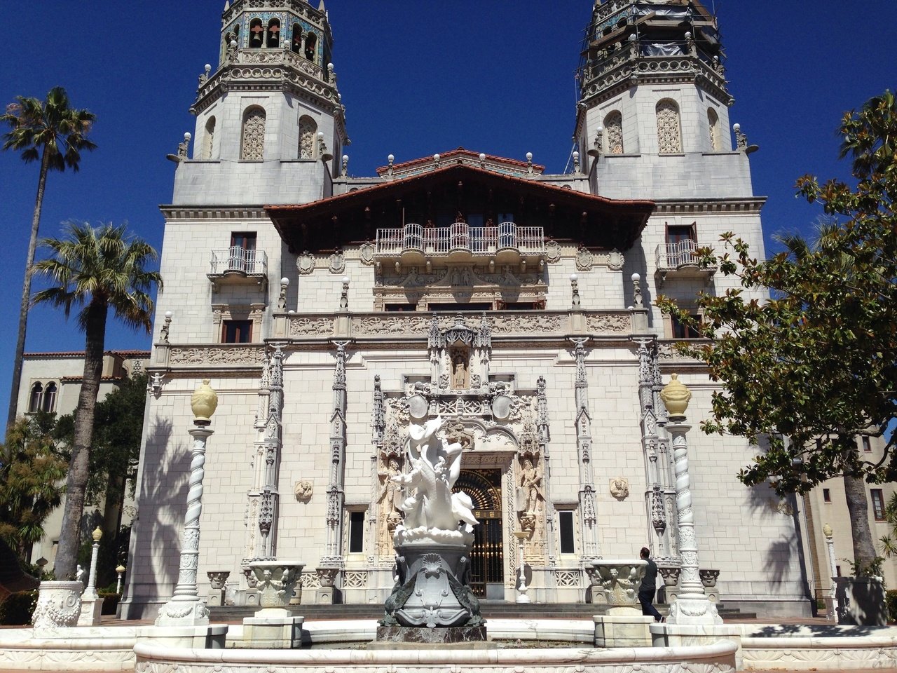 これ、教会じゃないよ。誰かの自宅よ。 スーパー大金持ちのおうち。 わざわざ使われなくなったスペインの教会を、そのまま輸入したんだって。 金持ち過ぎて意味わからんくなってる。｜ Miho Namba☽