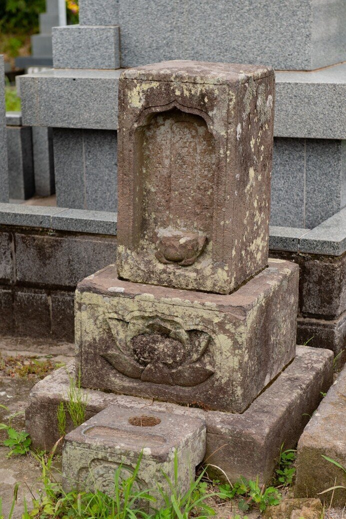 ある場所が細いお墓｜T.Kawada