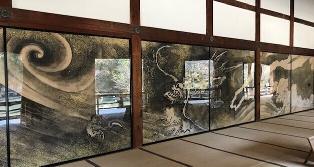 外光が襖雲龍図を照らす Outside light illuminates the Fusuma Dragon map｜達磨の眼【本伝統文化を世界へ】