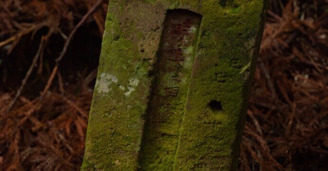 ある場所が細いお墓｜T.Kawada