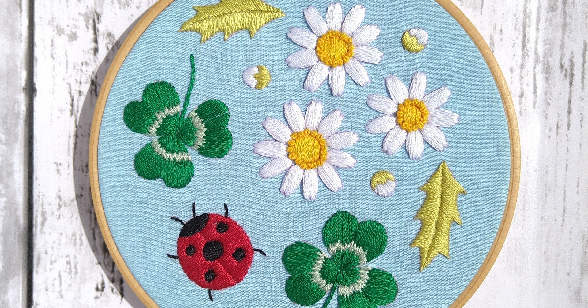 てんとう虫とクローバーの刺繍枠キットを作ろう* ステップ1 てんとう虫とクローバーの刺繍枠キットを作ろう* ステップ1