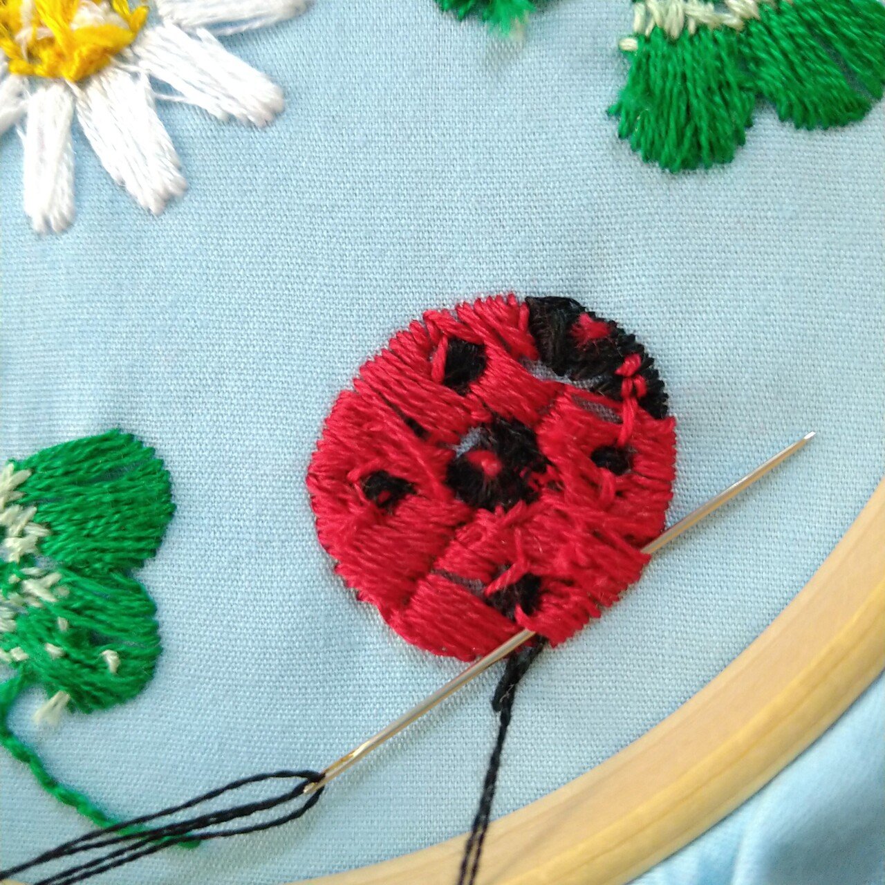 てんとう虫とクローバーの刺繍枠キットを作ろう* ステップ11 てんとう虫とクローバーの刺繍枠キットを作ろう* ステップ11