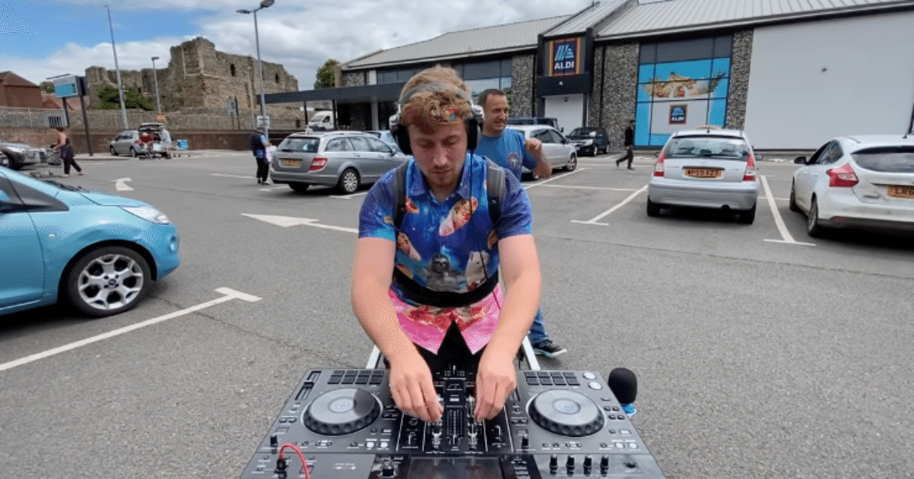 どこでもDJこと"SUAT（スー）"｜おやじは銀行員.fm公式｜note