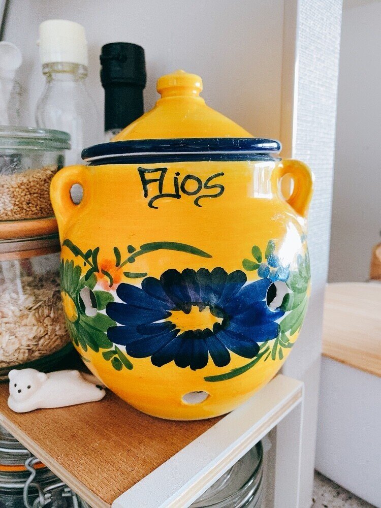 元気をくれるスペイン産のガーリックポット｜もんじやよい