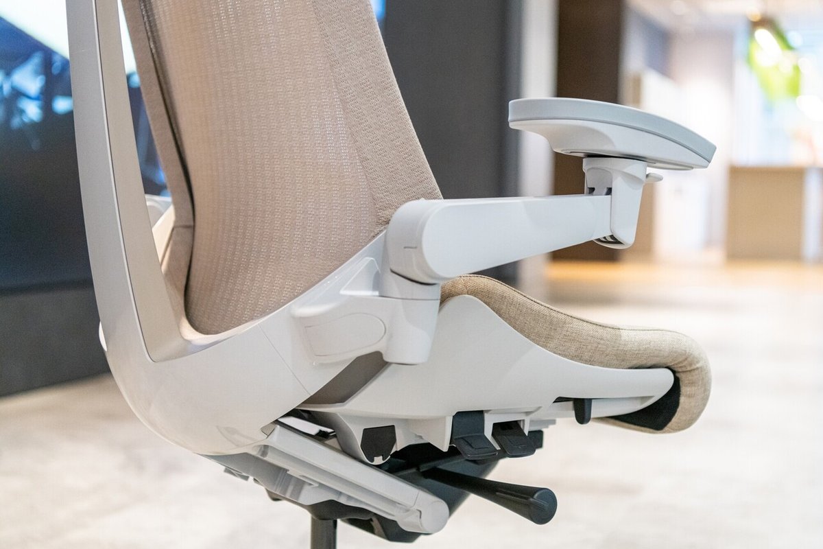 在宅ワーカーに人気の「アクトチェア」。No.1ヒット作を超えた、その魅力と開発秘話に迫る｜Kagg note