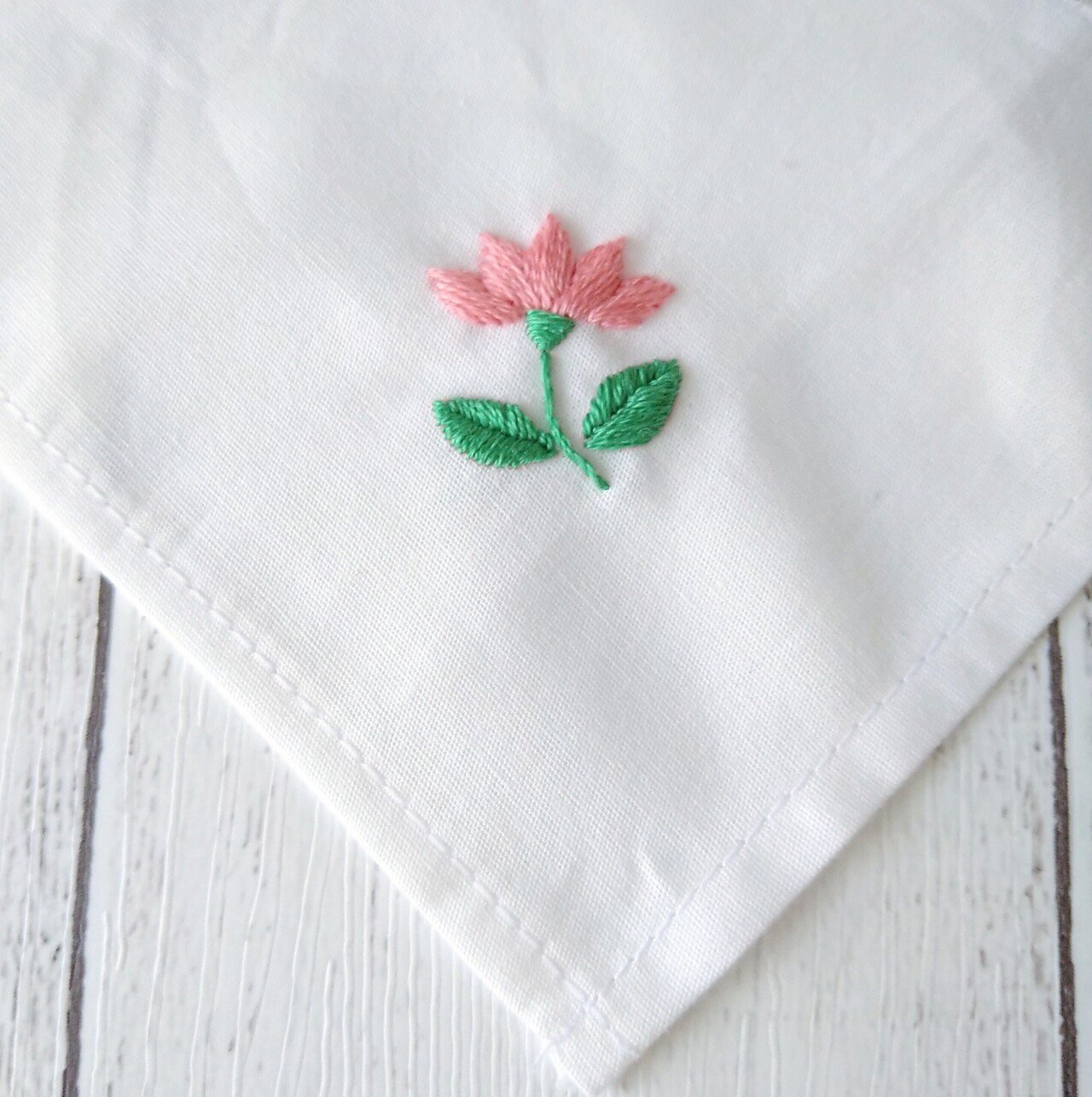 2色の刺繍糸で楽しむ花と蝶の刺繍図案* 応用編🐧|Apostrophe+s 2色の刺繍糸で楽しむ花と蝶の刺繍図案* 応用編🐧|Apostrophe+s